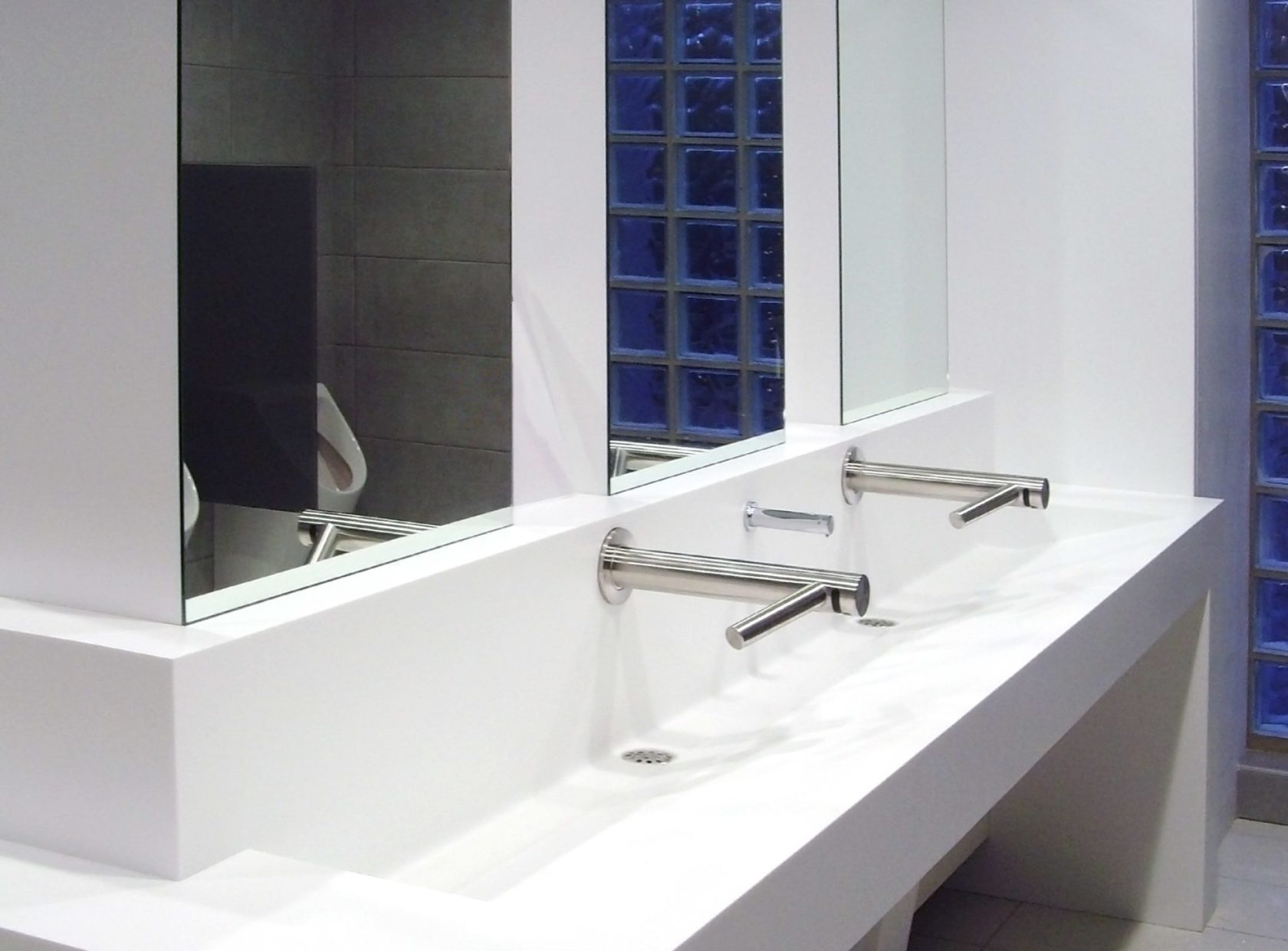Sanitaire : plan vasque, douche, meuble de salle de bains