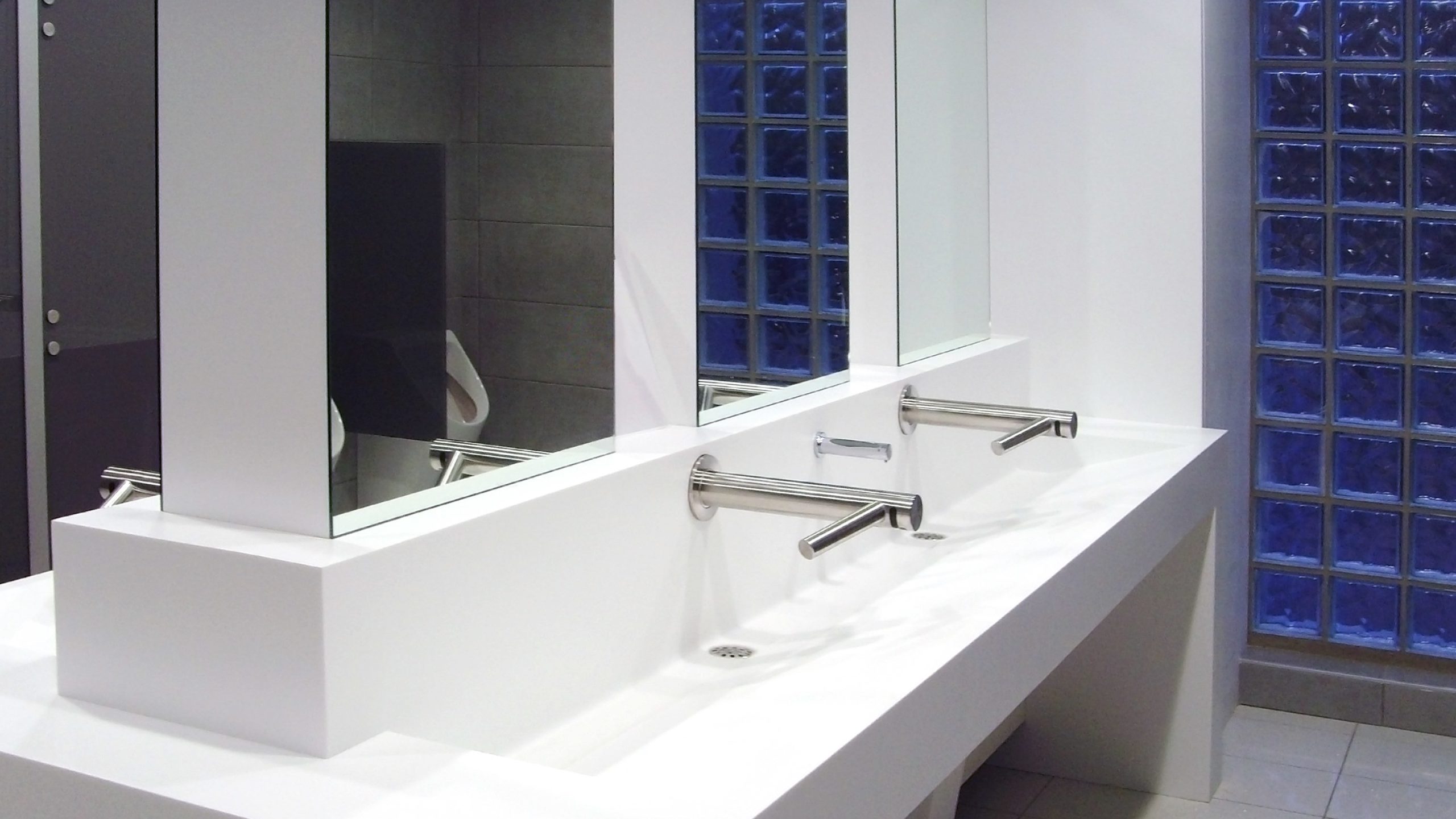 Sanitaire : plan vasque, douche, meuble de salle de bains
