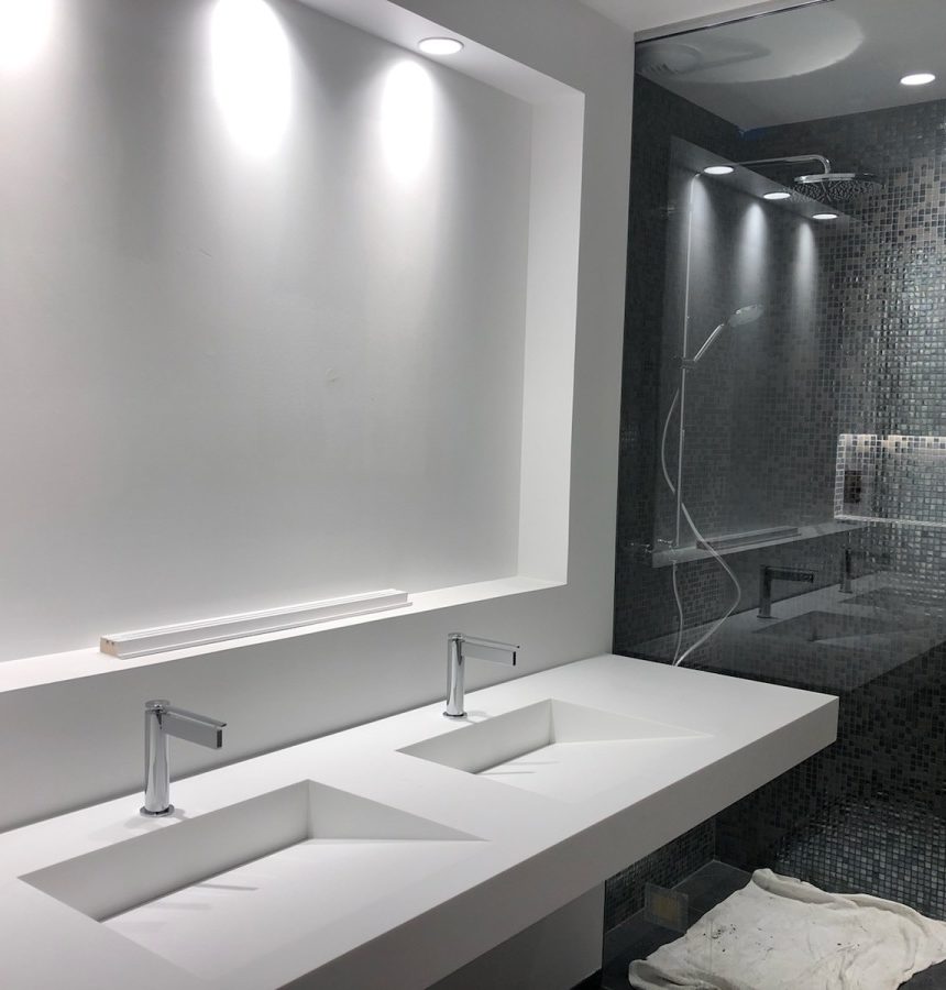 Sanitaire : plan vasque, douche, meuble de salle de bains